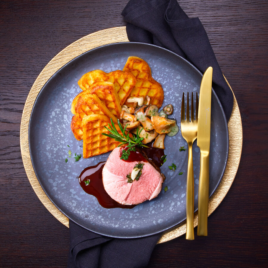 Rosa Lammkeule mit Pilzragout und Kartoffelwaffeln Rezept | Hagen Grote ...