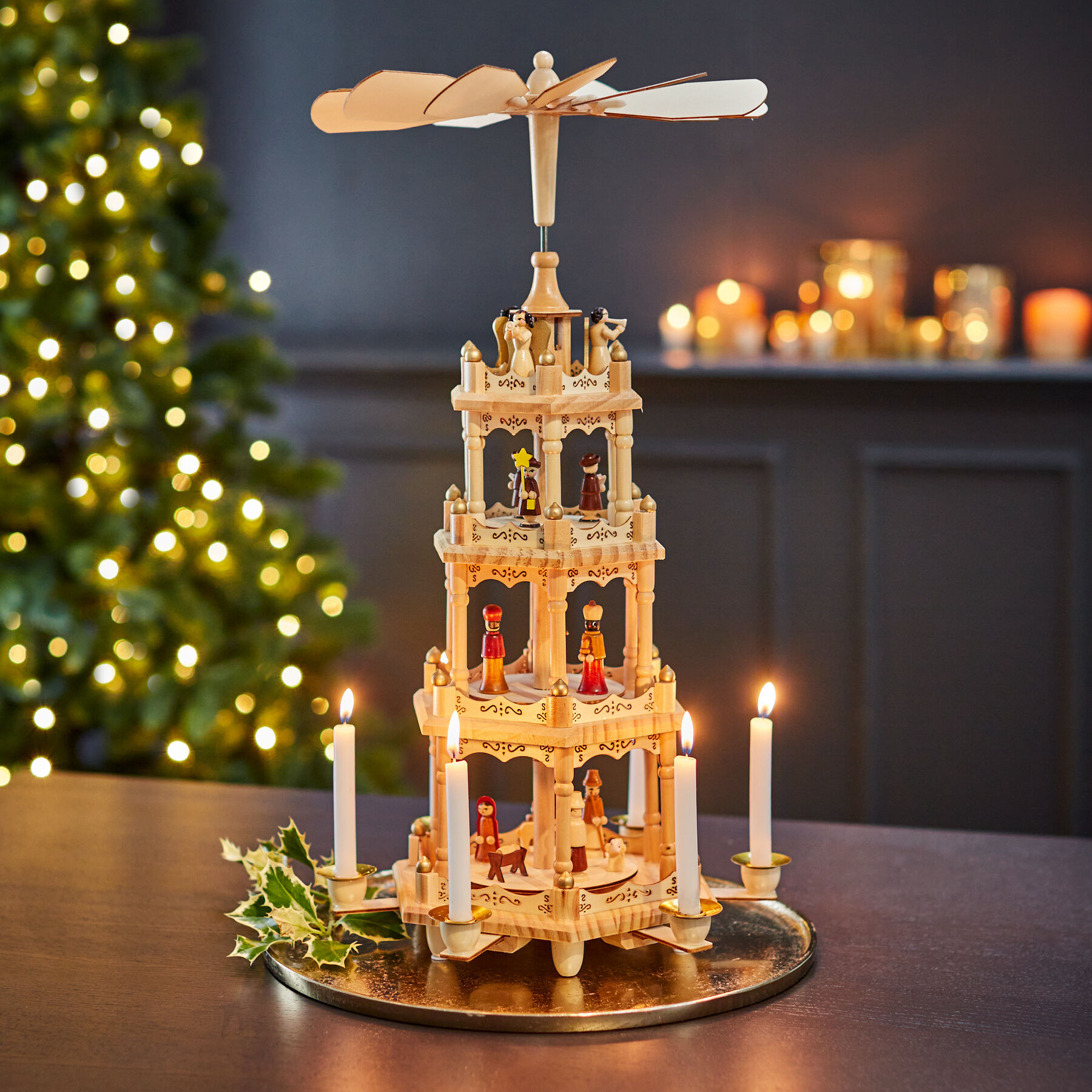 Traditionelle vierstöckige Weihnachtspyramide, Holzpyramide ...